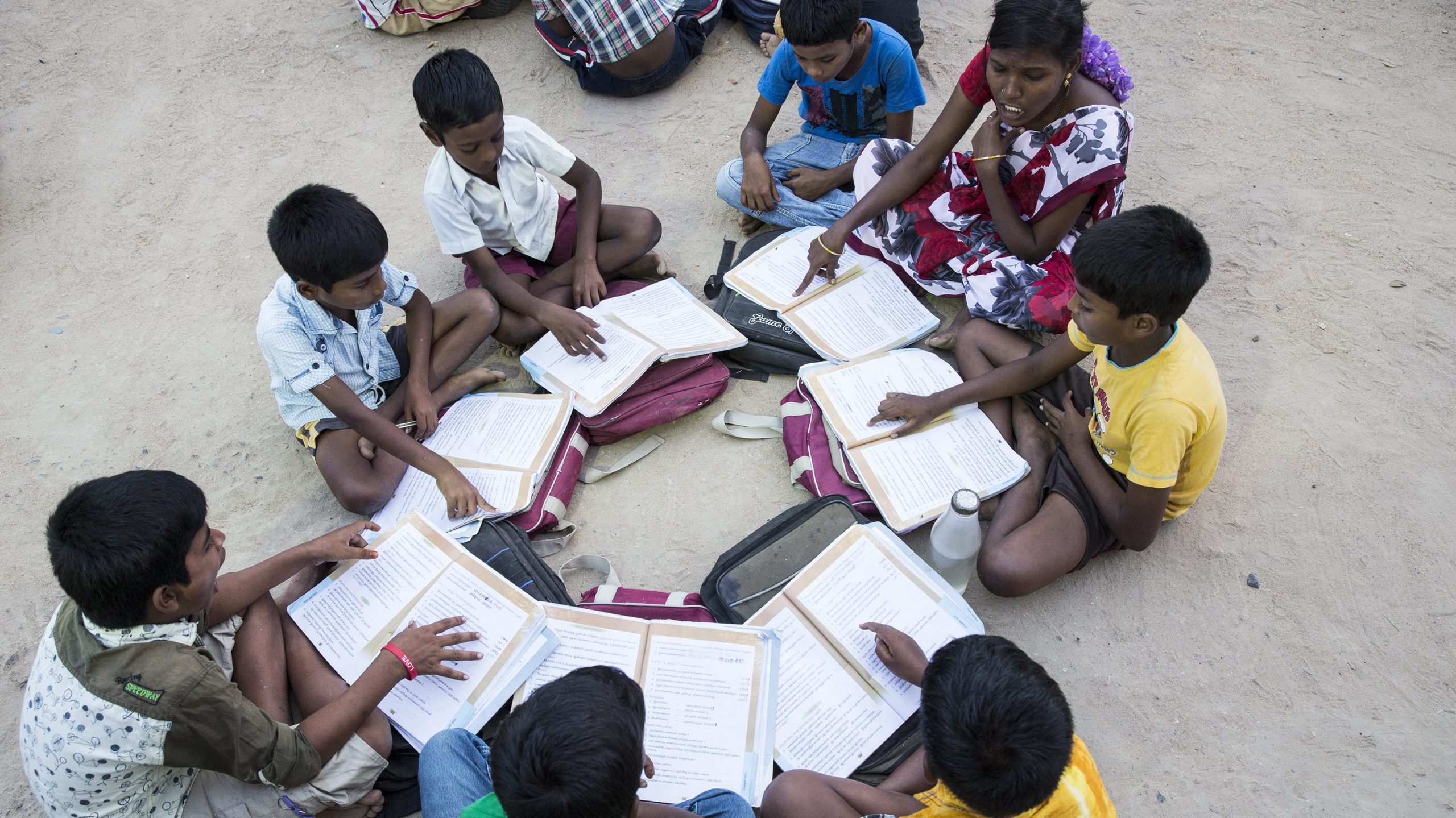 Garantizar una educación universal que ayude a realizarse en todas las ...
